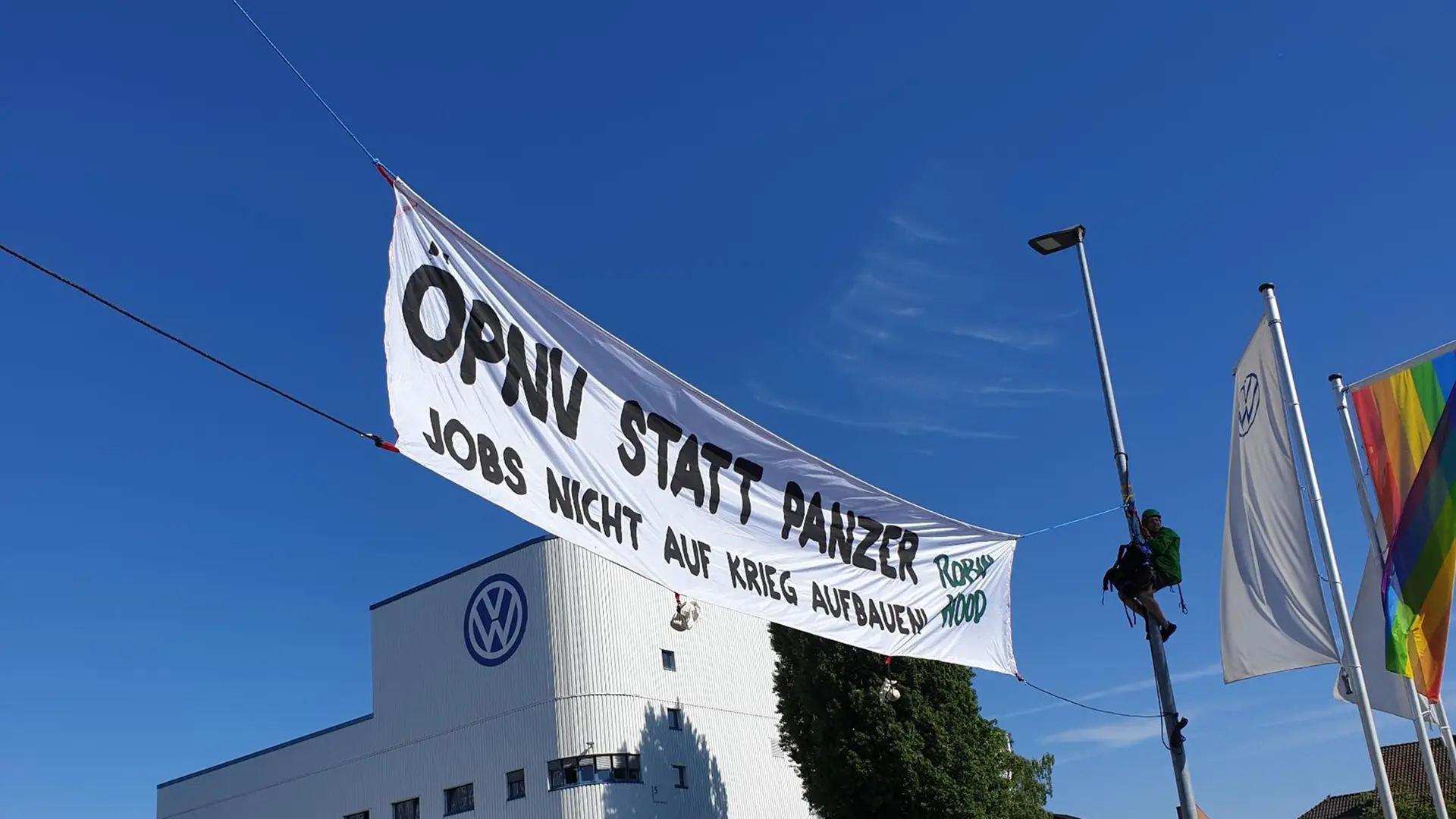 Gegen Rheinmetall: Protestaktion vor VW-Werk in Osnabrück | ndr.de