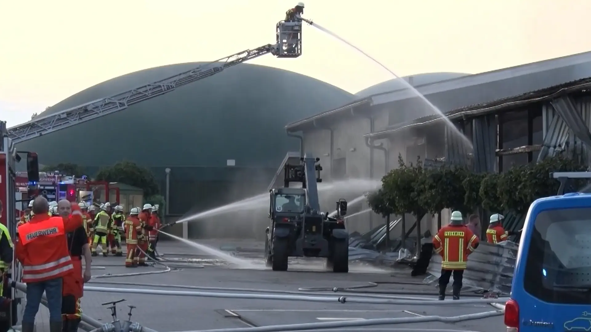 Hoher Schaden nach Brand von Lagerhalle in Lahn | ndr.de