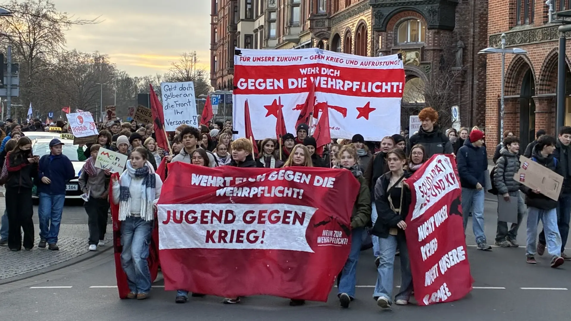 Tausende Schüler in Niedersachsen streiken gegen Wehrpflicht | ndr.de