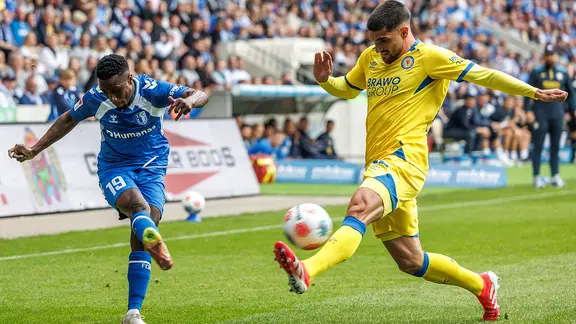 Brutales Foul: Werders Siegmann schlitzt Lienens Oberschenkel auf | ndr.de