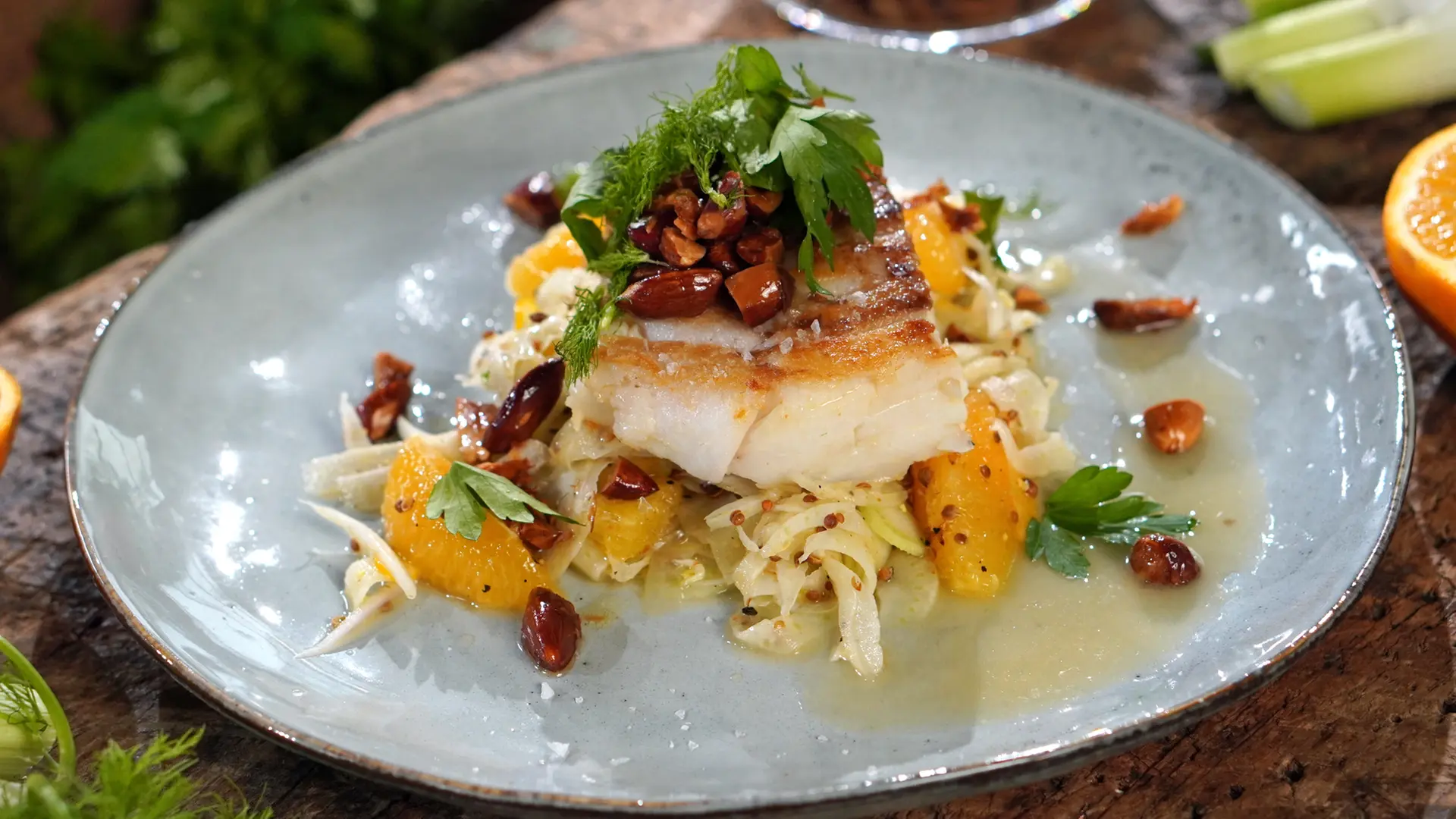 Kabeljau-Filet mit Fenchel-Orangen-Salat | ndr.de