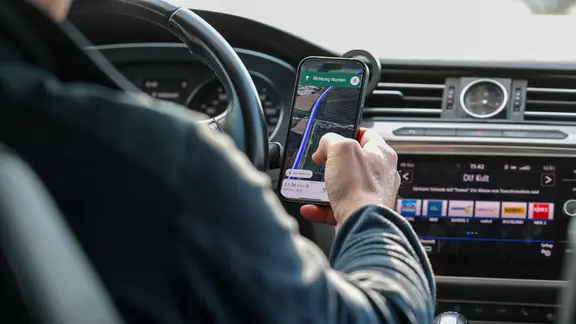 Sekunden der Ablenkung - deshalb ist das Handy am Steuer so gefährlich ...