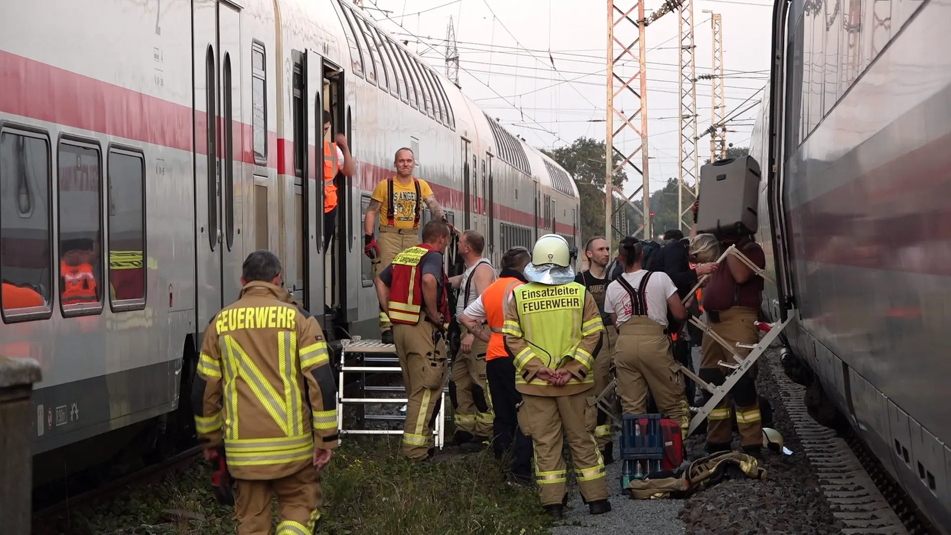 ICE bleibt auf offener Strecke liegen - und muss evakuiert werden | ndr.de