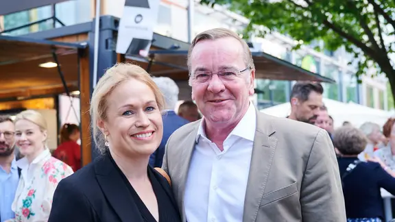 Boris Pistorius hat Lebensgefährtin Julia Schwanholz geheiratet | ndr.de