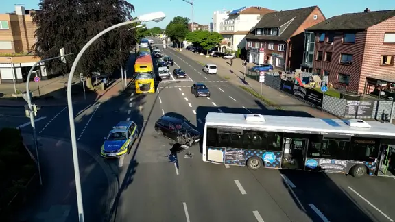 Tödlicher Unfall auf A1 am Ahlhorner Dreieck: Van kollidiert mit Lkw ...