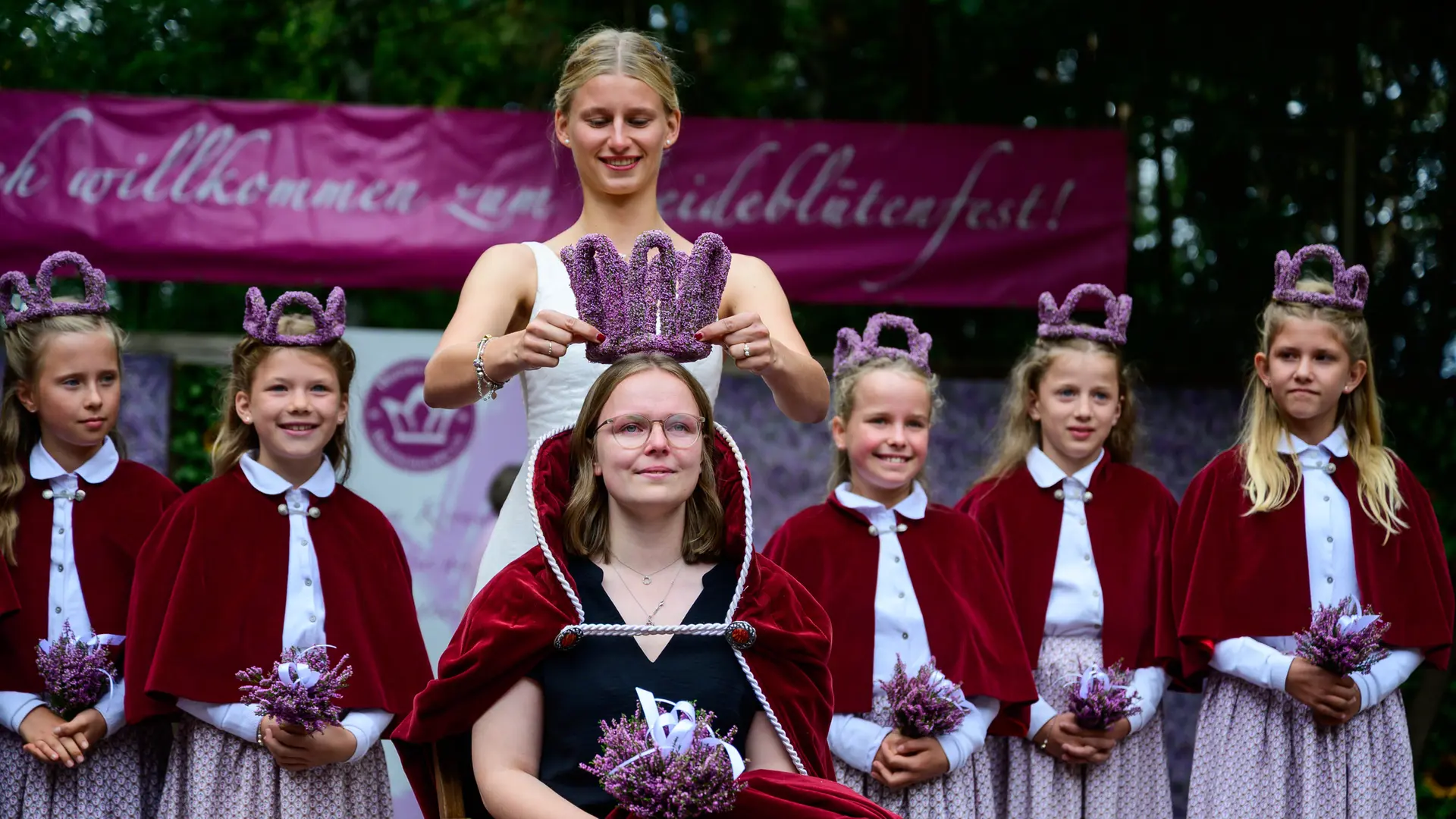 Emma Kremer ist 75. Heidekönigin in Amelinghausen | ndr.de