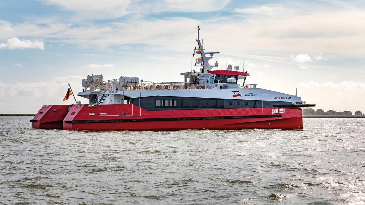 Katamaran MS Adler Rüm Hart sticht wieder in See | tagesschau.de