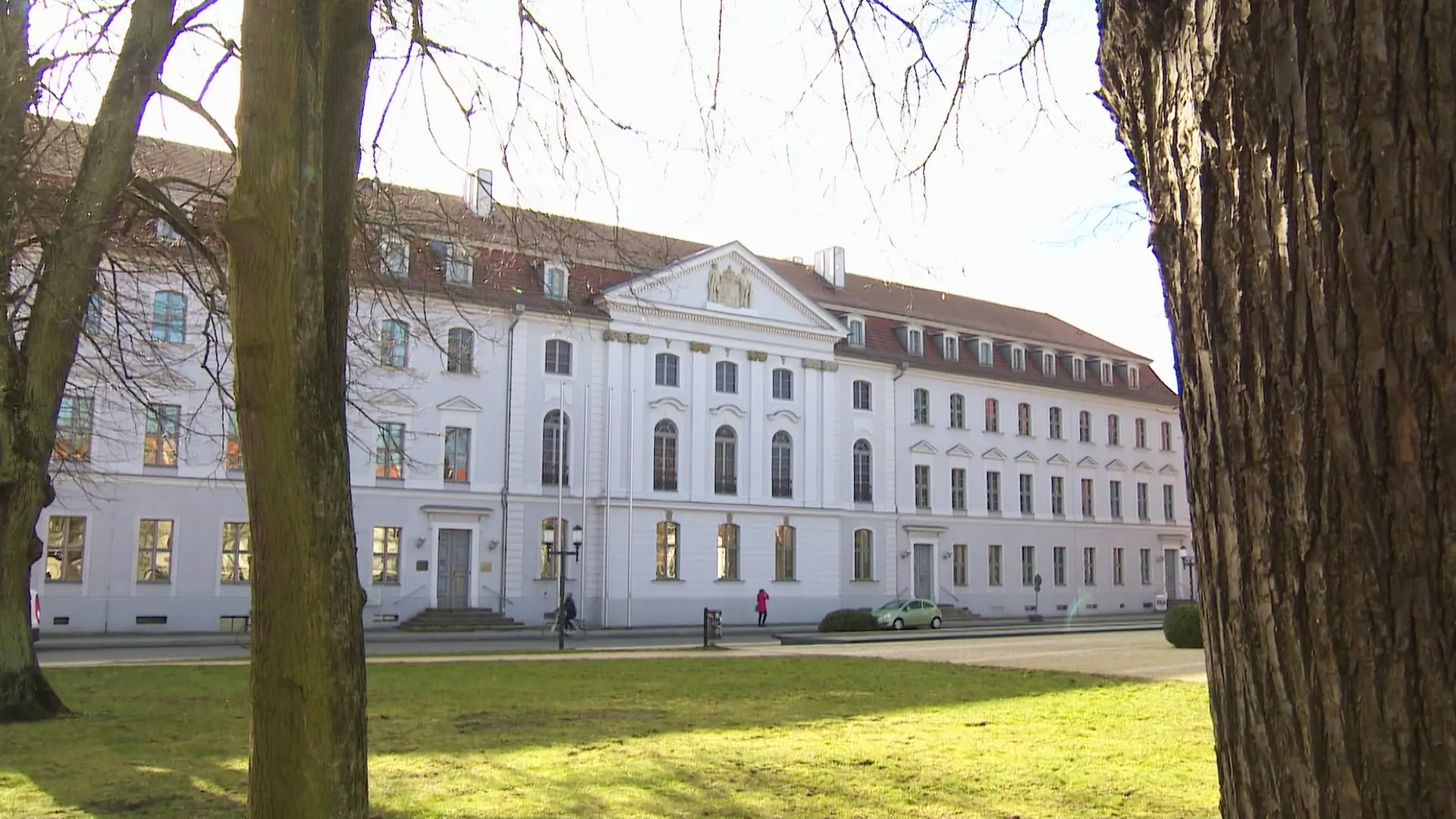 Universität Greifswald: 5 Millionen Haushaltsdefizit | ndr.de