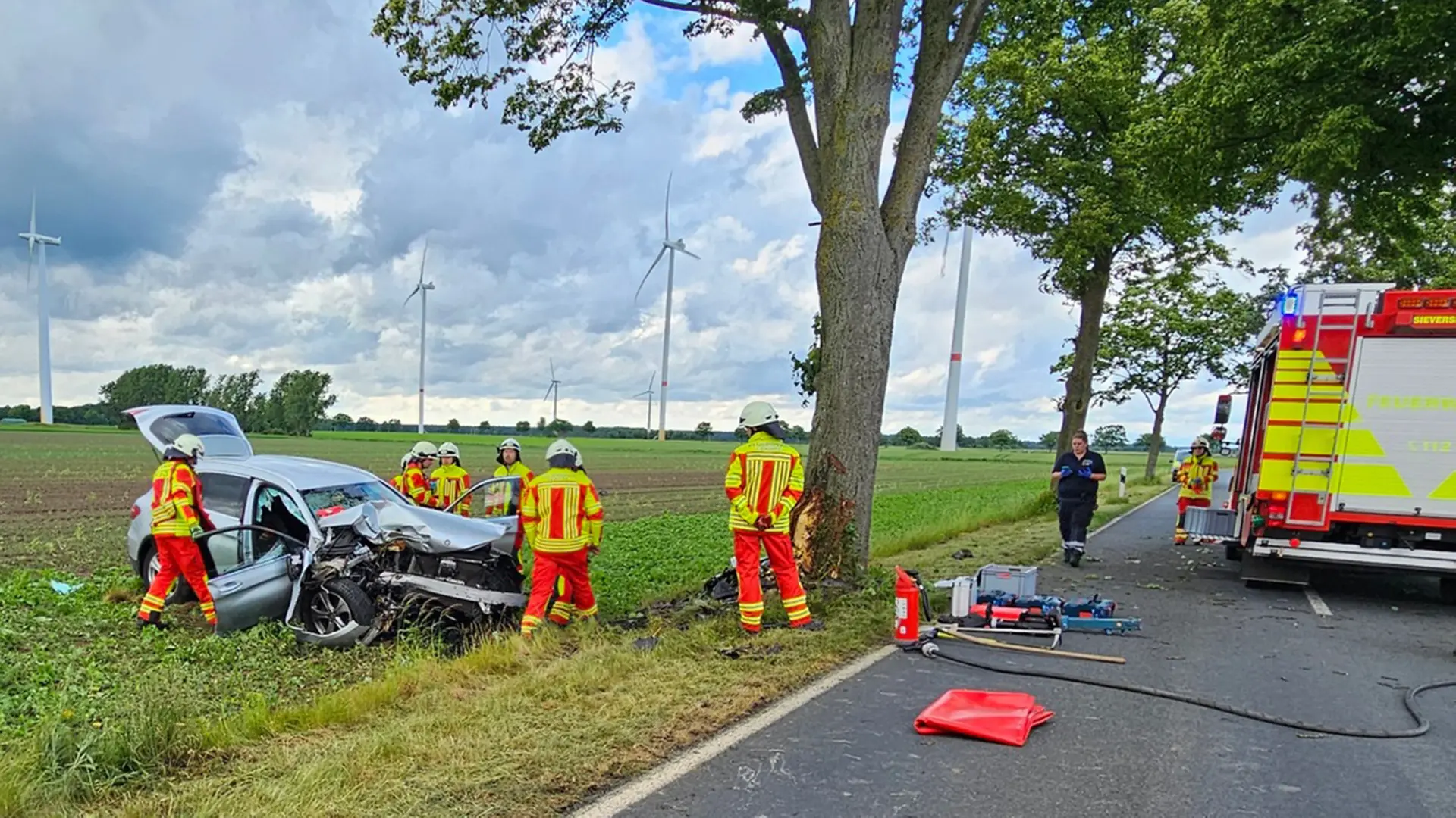 Auto fährt frontal gegen Baum - Fahrer und Kind schwer verletzt | ndr.de