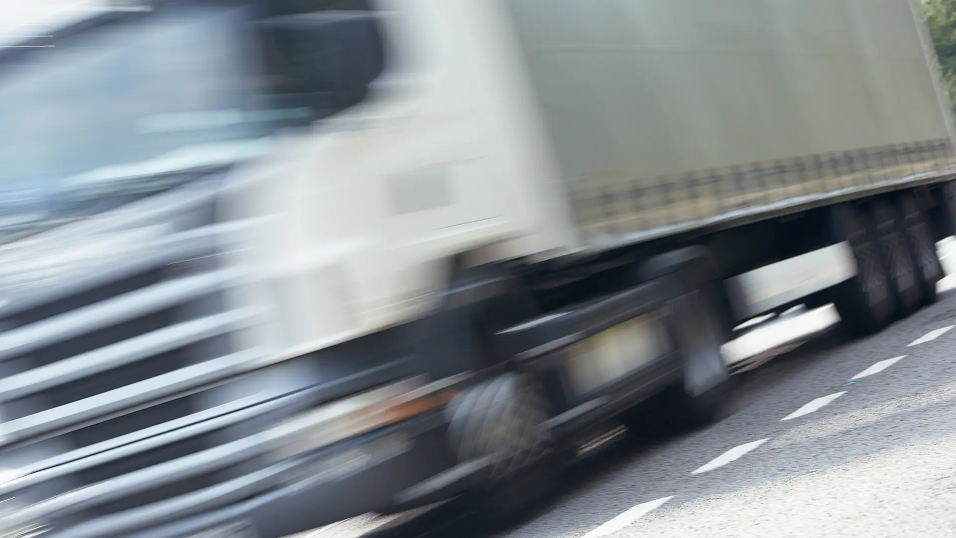 Unfall auf der A19: Lkw kracht in Schutzplanke | ndr.de