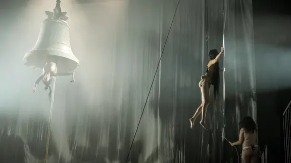 Blutig und freizügig: Besuchern wird übel bei Oper "Sancta" | ndr.de