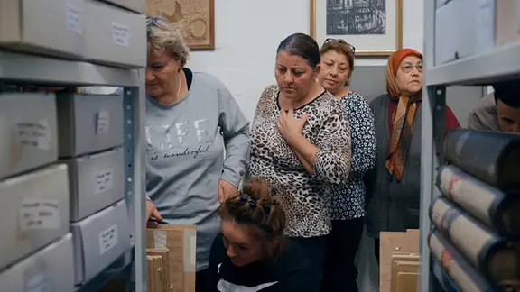 Mit Humor durch die Krise: Die politische Lage in Memes | ndr.de