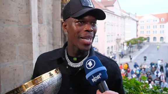 Meyer Werft Papenburg: Ausdocken der "Disney Destiny" lockt Tausende an ...