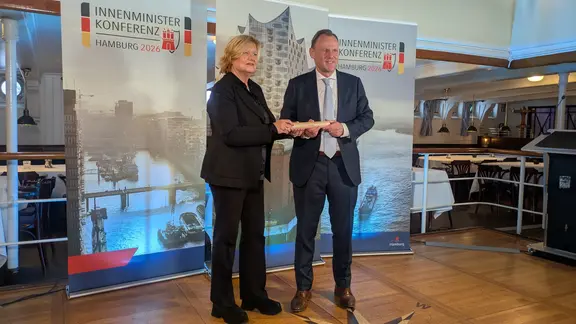Hamburg übernimmt den Vorsitz der Innenministerkonferenz | ndr.de
