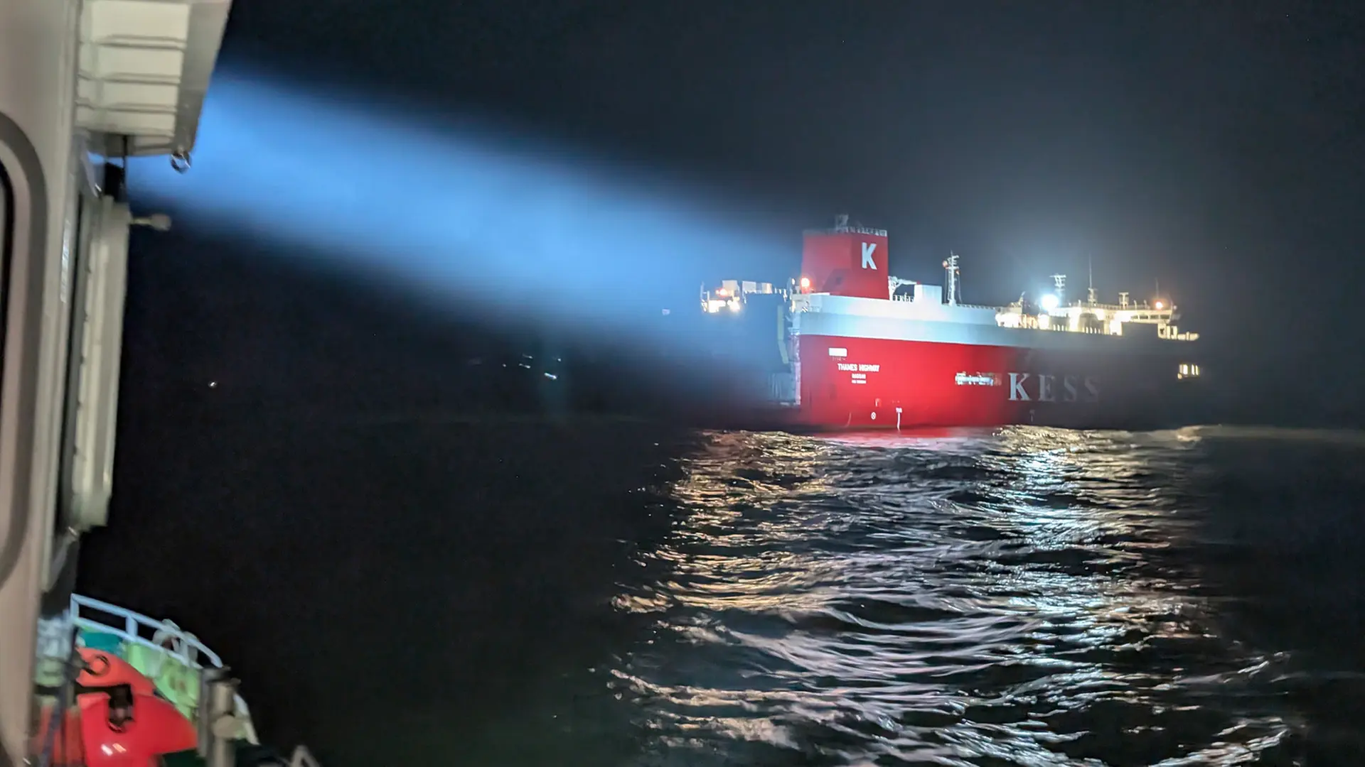 Brand auf Autofrachter: Manövrierunfähiges Schiff wird abgeschleppt ...