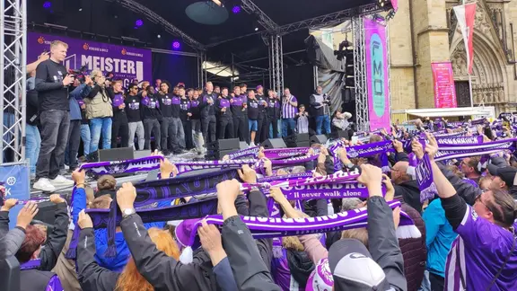 Lila-weiße Fußballparty: Osnabrück im Aufstiegs-Rausch | ndr.de