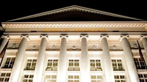 "To my little boy": Uraufführung mit rosa Schwein am Thalia Theater ...