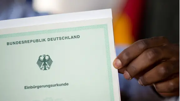 Monatelange Wartezeiten: Ansturm auf Einbürgerung sorgt für Frust | ndr.de