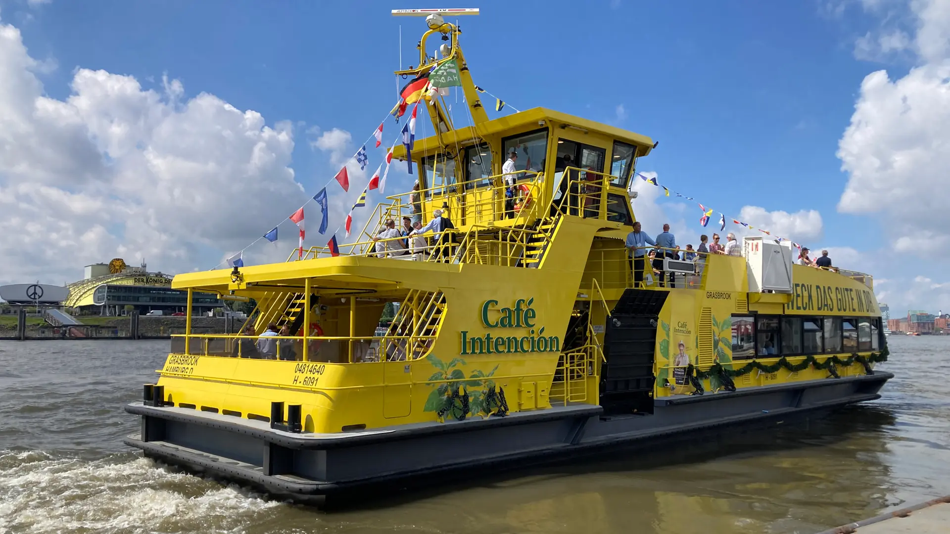 Hamburger Hafen: HADAG-Fähre "Grasbrook" getauft | ndr.de