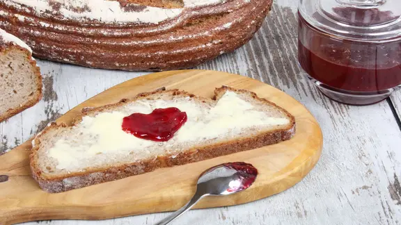 Brot mit Marmelade.