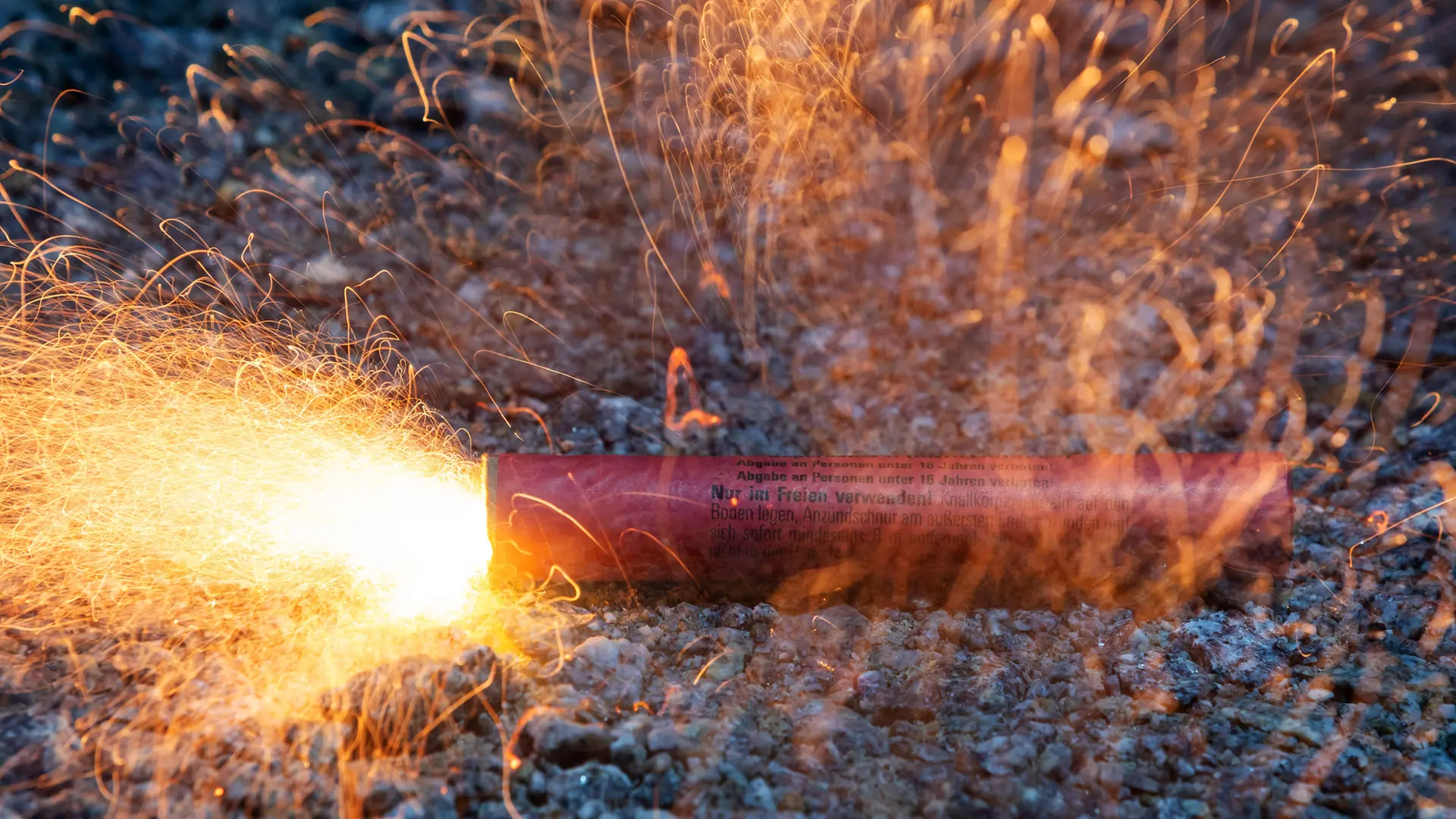 Halloween in Achim: Eier fliegen, dann brennt die Dachrinne | ndr.de