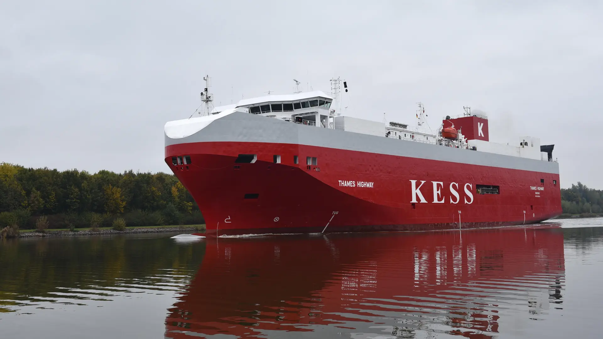 Brand auf Autofrachter: Schiff liegt manövrierunfähig vor Borkum | ndr.de