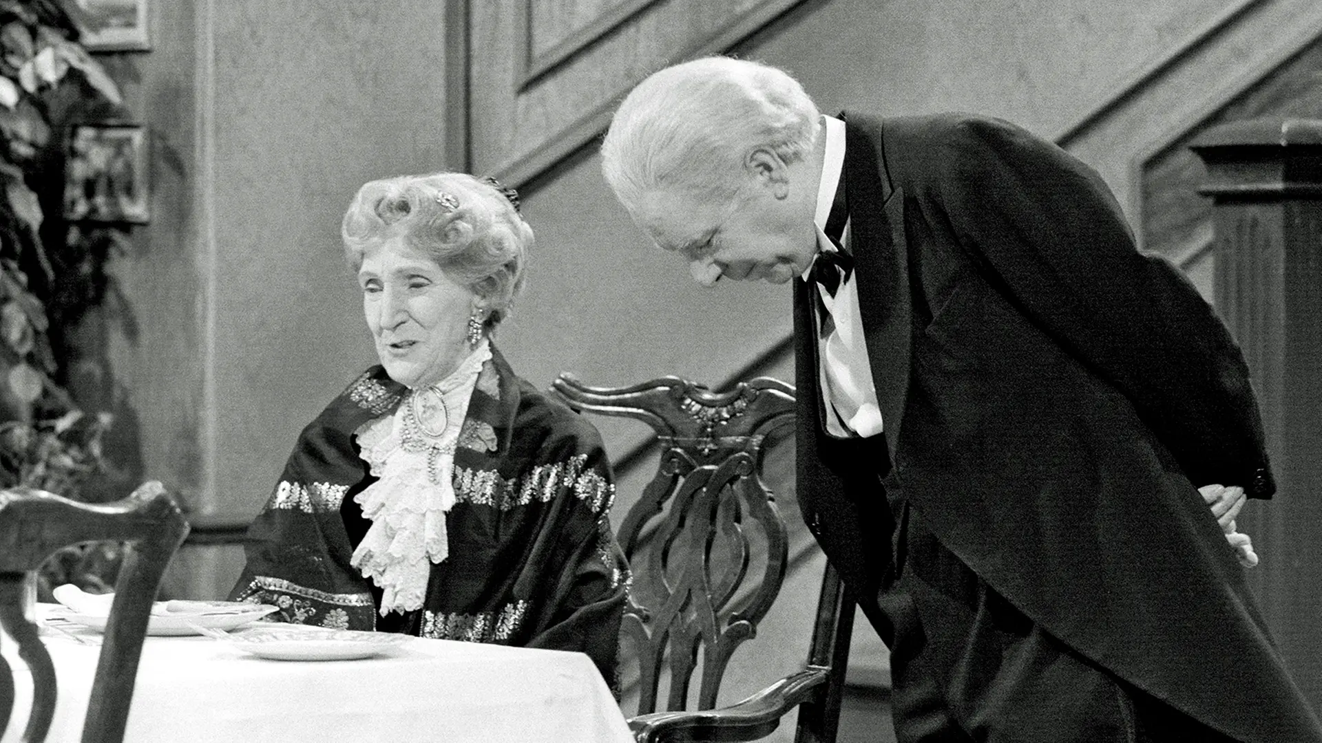 "Dinner for One" 2025: Wann läuft der Sketch im Fernsehen? | ndr.de